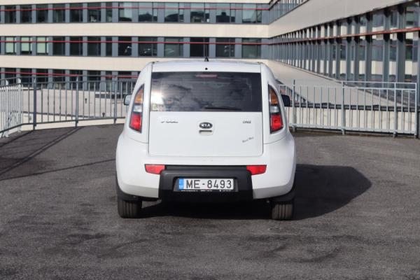 White Kia Soul 2009 in Riga, with an engine capacity of 1.60 L and mileage of 290 thousand km for 3480 €, photo 11 on AUTOMOTO.COM.LV