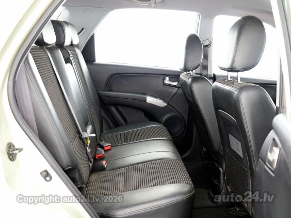 Beige Kia Sportage 2006 in Tallinn, with an engine capacity of 2.00 L and mileage of 227 thousand km for 1799 €, photo 7 on AUTOMOTO.COM.LV