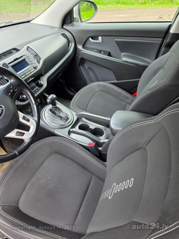 Beige Kia Sportage 2012 in Tallinn, with an engine capacity of 2.00 L and mileage of 196 thousand km for 7900 €, photo 6 on AUTOMOTO.COM.LV
