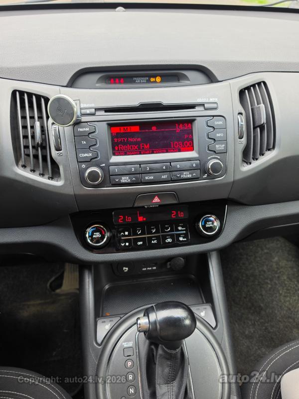 Beige Kia Sportage 2012 in Tallinn, with an engine capacity of 2.00 L and mileage of 196 thousand km for 7900 €, photo 8 on AUTOMOTO.COM.LV