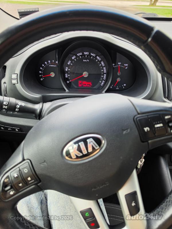 Beige Kia Sportage 2012 in Tallinn, with an engine capacity of 2.00 L and mileage of 196 thousand km for 7900 €, photo 9 on AUTOMOTO.COM.LV