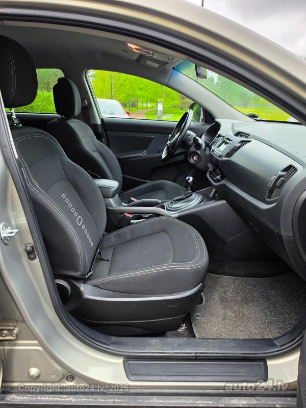 Beige Kia Sportage 2012 in Tallinn, with an engine capacity of 2.00 L and mileage of 196 thousand km for 7900 €, photo 10 on AUTOMOTO.COM.LV