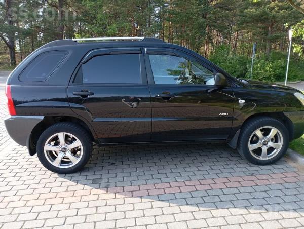 Black Kia Sportage 2005 in Ventspils, with an engine capacity of 2.00 L and mileage of 258 thousand km for 900 €, photo 1 on AUTOMOTO.COM.LV