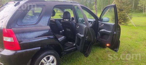 Black Kia Sportage 2006 in Rezekne, with an engine capacity of 2.00 L and mileage of 245 thousand km for 2950 €, photo 5 on AUTOMOTO.COM.LV