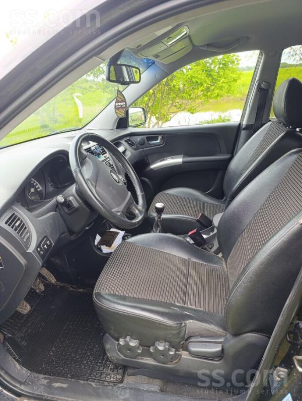 Black Kia Sportage 2006 in Daugavpils, with an engine capacity of 2.00 L and mileage of 280 thousand km for 3300 €, photo 5 on AUTOMOTO.COM.LV