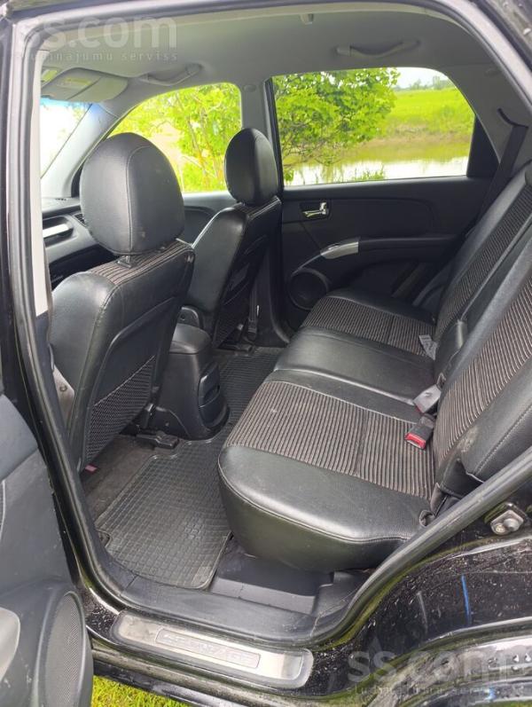 Black Kia Sportage 2006 in Daugavpils, with an engine capacity of 2.00 L and mileage of 280 thousand km for 3300 €, photo 6 on AUTOMOTO.COM.LV