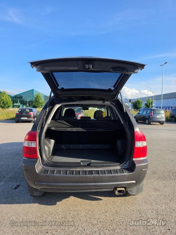 Black Kia Sportage 2007 in Tallinn, with an engine capacity of 2.00 L and mileage of 286 thousand km for 1399 €, photo 7 on AUTOMOTO.COM.LV
