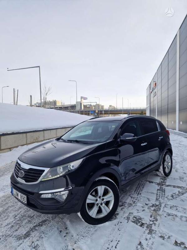 Black Kia Sportage 2011 in Vilnius, with an engine capacity of 1.69 L and mileage of 246 thousand km for 5500 €, photo 1 on AUTOMOTO.COM.LV