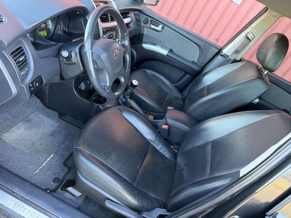 Black Kia Sportage 2011 in Siauliai, with an engine capacity of 1.99 L and mileage of 181 thousand km for 4100 €, photo 8 on AUTOMOTO.COM.LV