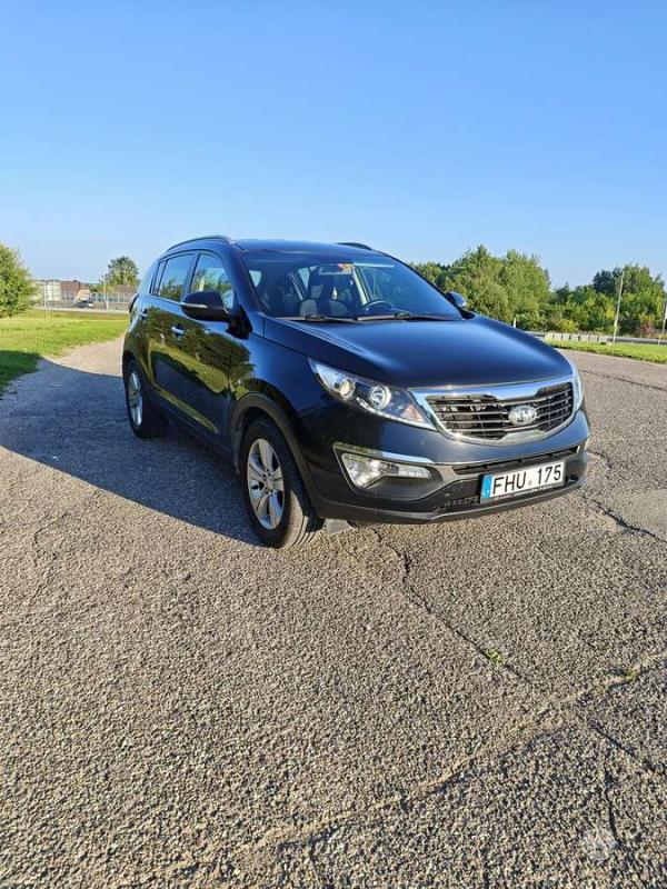 Black Kia Sportage 2011 in Siauliai, with an engine capacity of 2.00 L and mileage of 150 thousand km for 7300 €, photo 2 on AUTOMOTO.COM.LV