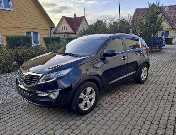 Black Kia Sportage 2011 in Ukmerge, with an engine capacity of 1.69 L and mileage of 267 thousand km for 5400 €, photo 1 on AUTOMOTO.COM.LV