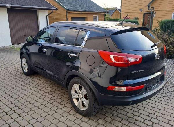 Black Kia Sportage 2011 in Ukmerge, with an engine capacity of 1.69 L and mileage of 267 thousand km for 5400 €, photo 3 on AUTOMOTO.COM.LV