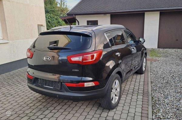 Black Kia Sportage 2011 in Ukmerge, with an engine capacity of 1.69 L and mileage of 267 thousand km for 5400 €, photo 5 on AUTOMOTO.COM.LV