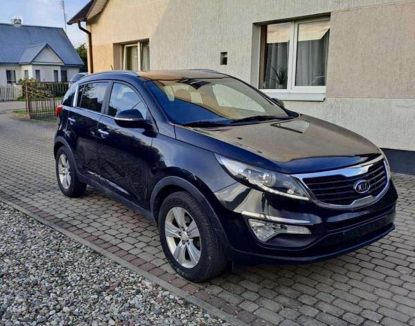 Black Kia Sportage 2011 in Ukmerge, with an engine capacity of 1.69 L and mileage of 267 thousand km for 5400 €, photo 6 on AUTOMOTO.COM.LV