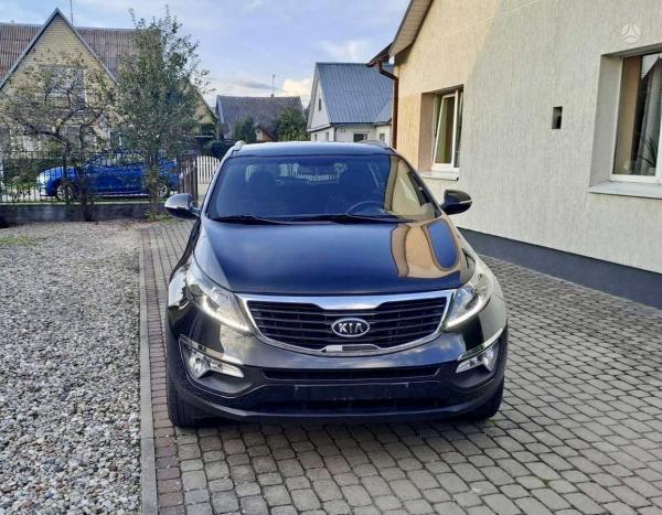 Black Kia Sportage 2011 in Ukmerge, with an engine capacity of 1.69 L and mileage of 267 thousand km for 5400 €, photo 7 on AUTOMOTO.COM.LV