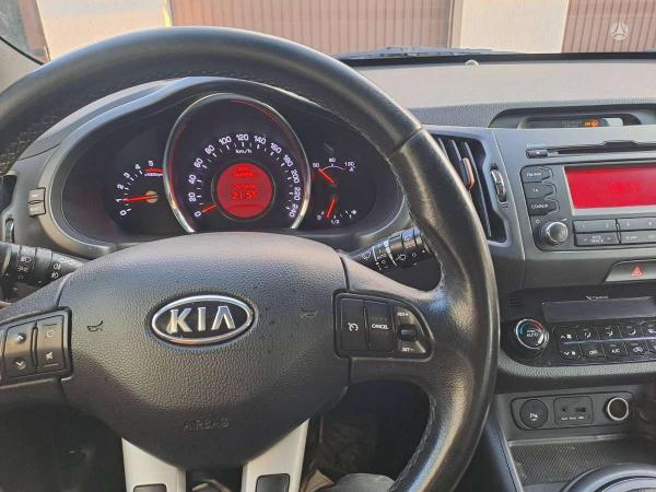 Black Kia Sportage 2011 in Ukmerge, with an engine capacity of 1.69 L and mileage of 267 thousand km for 5400 €, photo 11 on AUTOMOTO.COM.LV