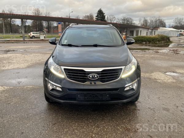 Black Kia Sportage 2012 in Ogre, with an engine capacity of 1.70 L and mileage of 202 thousand km for 6490 €, photo 2 on AUTOMOTO.COM.LV