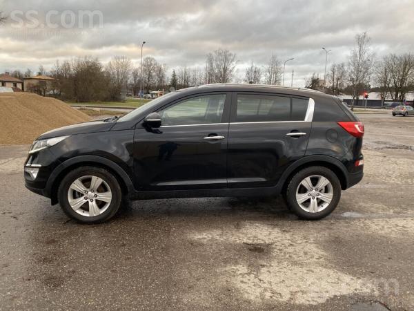 Black Kia Sportage 2012 in Ogre, with an engine capacity of 1.70 L and mileage of 202 thousand km for 6490 €, photo 4 on AUTOMOTO.COM.LV
