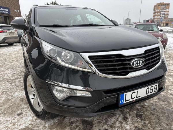 Black Kia Sportage 2012 in Kaunas, with an engine capacity of 2.00 L and mileage of 285 thousand km for 5650 €, photo 4 on AUTOMOTO.COM.LV
