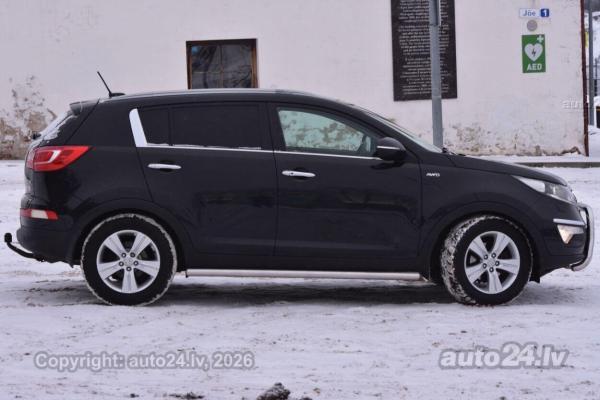 Black Kia Sportage 2012 in Narva, with an engine capacity of 2.00 L and mileage of 206 thousand km for 8200 €, photo 3 on AUTOMOTO.COM.LV
