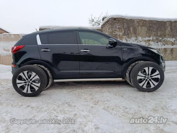 Black Kia Sportage 2012 in Narva, with an engine capacity of 2.00 L and mileage of 206 thousand km for 8200 €, photo 9 on AUTOMOTO.COM.LV