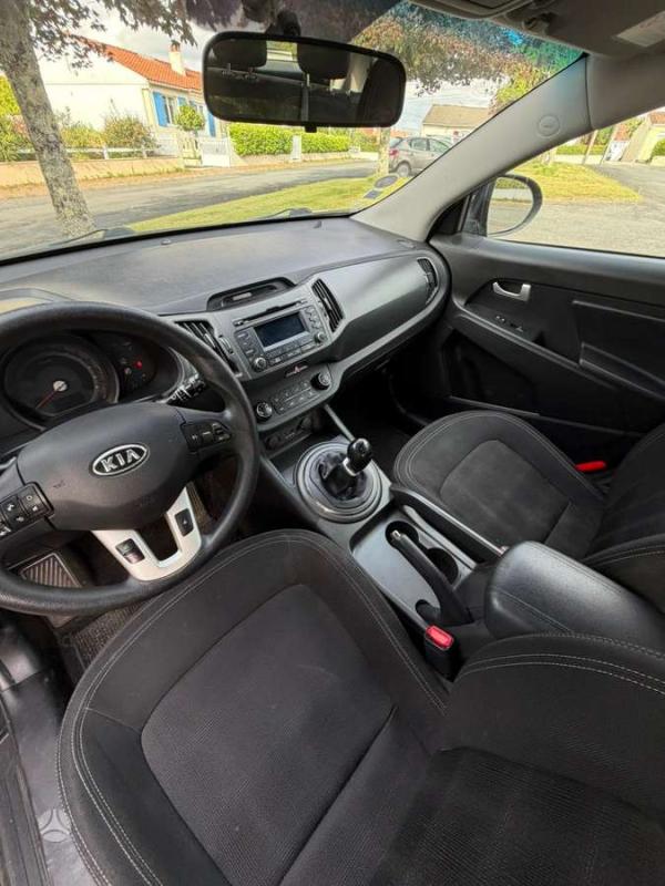 Black Kia Sportage 2012 in Kaunas, with an engine capacity of 1.59 L and mileage of 190 thousand km for 2499 €, photo 6 on AUTOMOTO.COM.LV