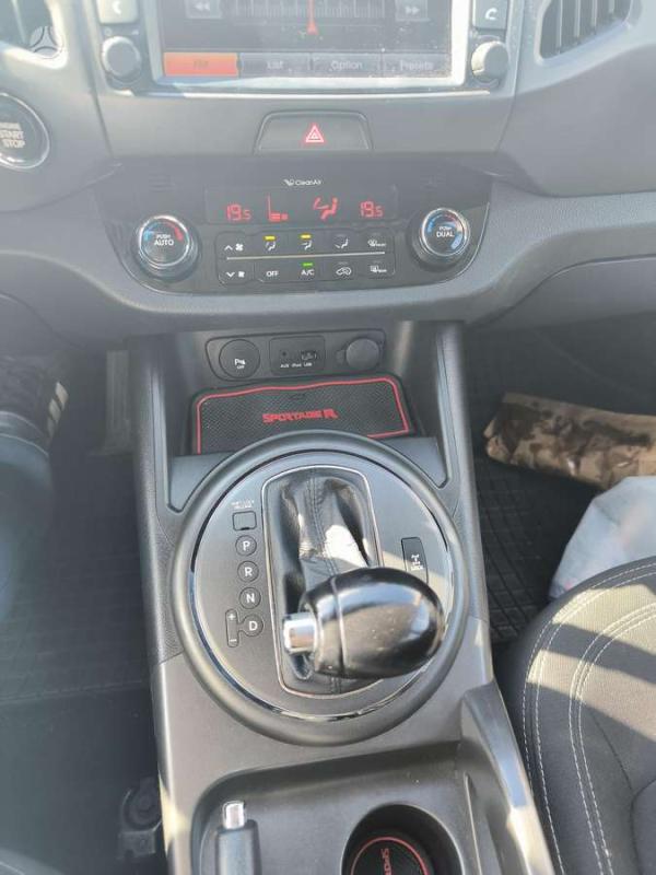 Black Kia Sportage 2012 in Kaunas, with an engine capacity of 2.00 L and mileage of 217 thousand km for 7500 €, photo 5 on AUTOMOTO.COM.LV