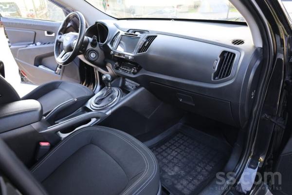 Kia Sportage 2012 in Jelgava on AUTOMOTO.COM.LV Black Kia Sportage 2012 in Jelgava, with an engine capacity of 2.00 L and mileage of 307 thousand km for 6950 €, photo 3 on AUTOMOTO.COM.LV