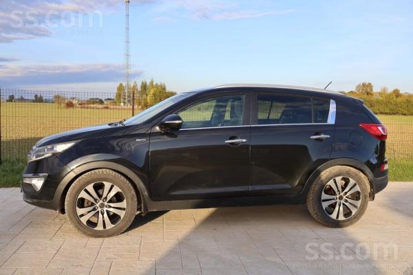 Kia Sportage 2012 in Jelgava on AUTOMOTO.COM.LV Black Kia Sportage 2012 in Jelgava, with an engine capacity of 2.00 L and mileage of 307 thousand km for 6950 €, photo 7 on AUTOMOTO.COM.LV