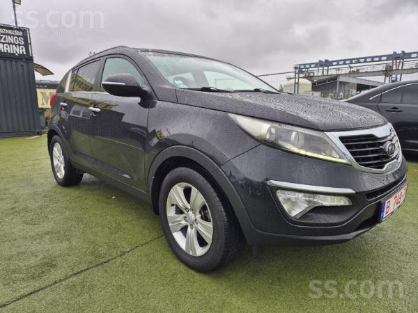 Black Kia Sportage 2012 in Liepaja, with an engine capacity of 2.00 L and mileage of 224 thousand km for 7100 €, photo 4 on AUTOMOTO.COM.LV