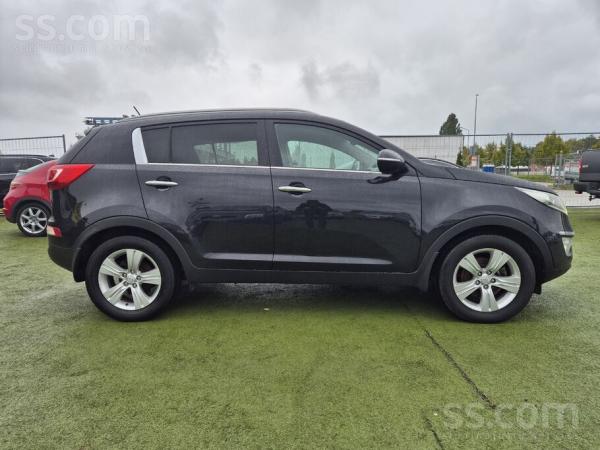 Black Kia Sportage 2012 in Liepaja, with an engine capacity of 2.00 L and mileage of 224 thousand km for 7100 €, photo 5 on AUTOMOTO.COM.LV