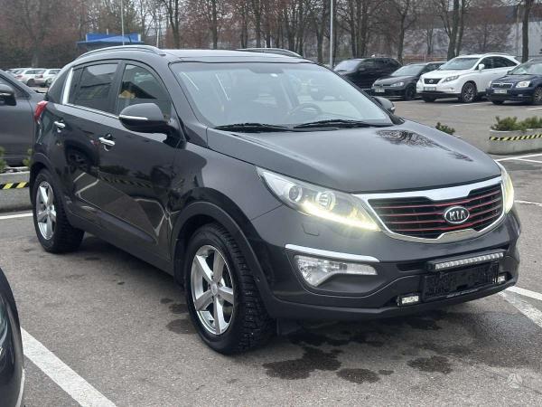Black Kia Sportage 2013 in Marijampole, with an engine capacity of 1.69 L and mileage of 258 thousand km for 6300 €, photo 1 on AUTOMOTO.COM.LV