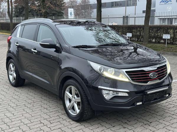 Black Kia Sportage 2013 in Marijampole, with an engine capacity of 1.69 L and mileage of 258 thousand km for 6300 €, photo 4 on AUTOMOTO.COM.LV