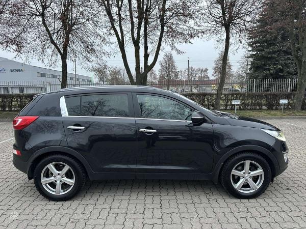 Black Kia Sportage 2013 in Marijampole, with an engine capacity of 1.69 L and mileage of 258 thousand km for 6300 €, photo 5 on AUTOMOTO.COM.LV