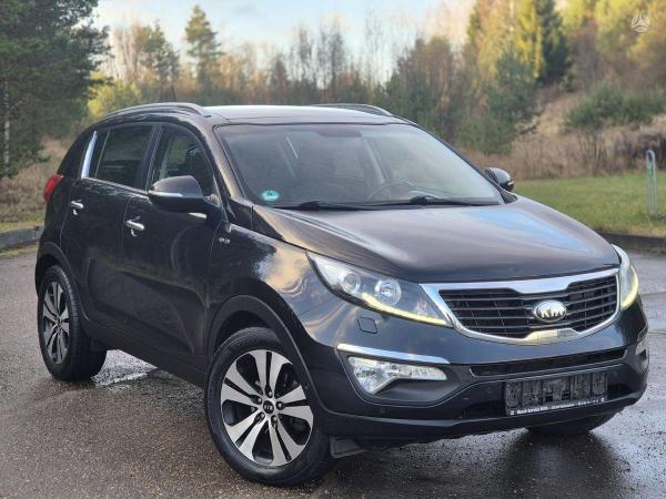 Black Kia Sportage 2013 in Siauliai, with an engine capacity of 2.00 L and mileage of 283 thousand km for 7999 €, photo 1 on AUTOMOTO.COM.LV