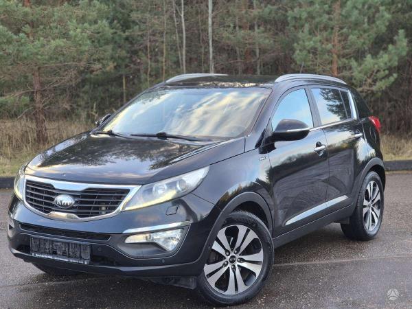 Black Kia Sportage 2013 in Siauliai, with an engine capacity of 2.00 L and mileage of 283 thousand km for 7999 €, photo 2 on AUTOMOTO.COM.LV