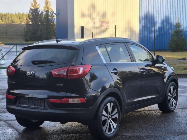 Black Kia Sportage 2013 in Siauliai, with an engine capacity of 2.00 L and mileage of 283 thousand km for 7999 €, photo 6 on AUTOMOTO.COM.LV