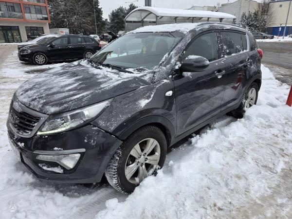 Black Kia Sportage 2013 in Vilnius, with an engine capacity of 1.69 L and mileage of 212 thousand km for 5300 €, photo 7 on AUTOMOTO.COM.LV