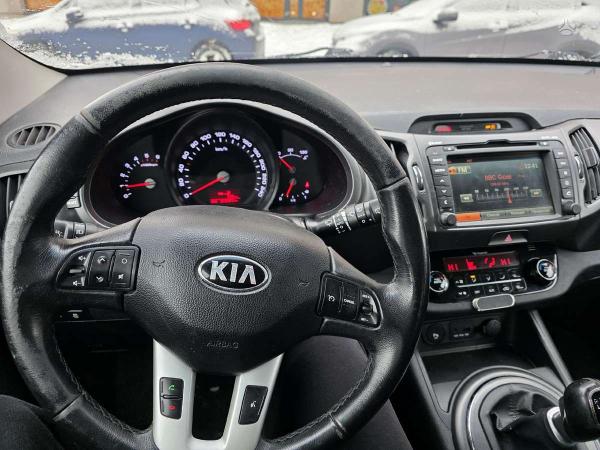 Black Kia Sportage 2013 in Vilnius, with an engine capacity of 1.69 L and mileage of 212 thousand km for 5300 €, photo 8 on AUTOMOTO.COM.LV