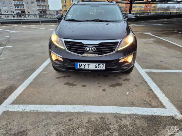 Black Kia Sportage 2013 in Siauliai, with an engine capacity of 1.70 L and mileage of 208 thousand km for 6900 €, photo 9 on AUTOMOTO.COM.LV