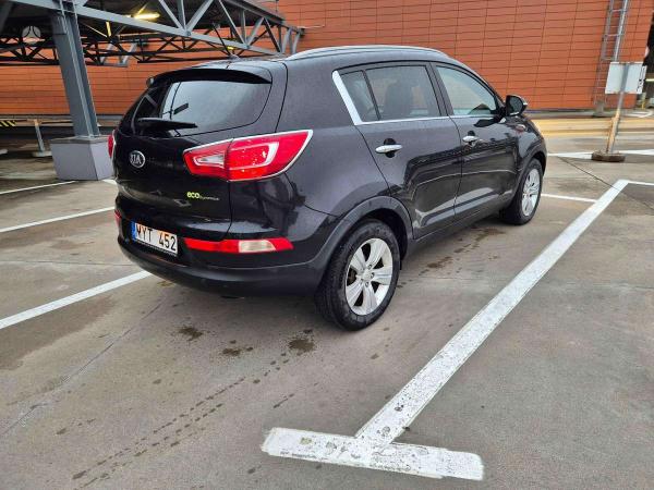 Black Kia Sportage 2013 in Siauliai, with an engine capacity of 1.69 L and mileage of 210 thousand km for 6800 €, photo 7 on AUTOMOTO.COM.LV
