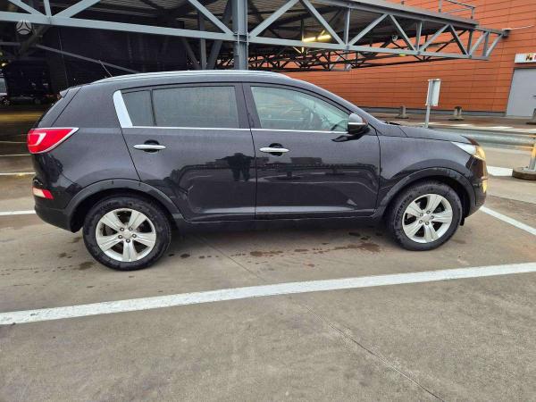 Black Kia Sportage 2013 in Siauliai, with an engine capacity of 1.69 L and mileage of 210 thousand km for 6800 €, photo 8 on AUTOMOTO.COM.LV