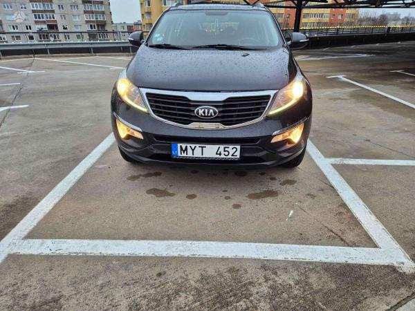 Black Kia Sportage 2013 in Siauliai, with an engine capacity of 1.69 L and mileage of 210 thousand km for 6800 €, photo 9 on AUTOMOTO.COM.LV