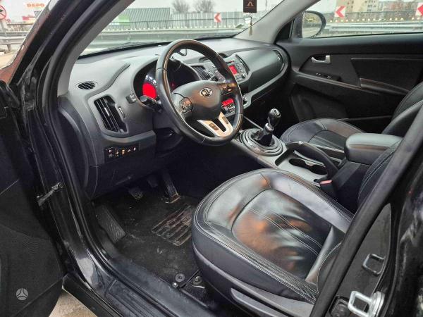 Black Kia Sportage 2013 in Siauliai, with an engine capacity of 1.69 L and mileage of 210 thousand km for 6800 €, photo 10 on AUTOMOTO.COM.LV