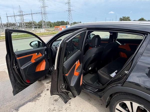 Black Kia Sportage 2013 in Marijampole, with an engine capacity of 2.00 L and mileage of 140 thousand km for 7900 €, photo 9 on AUTOMOTO.COM.LV
