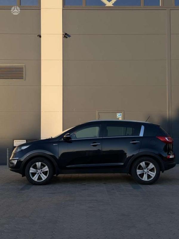 Black Kia Sportage 2014 in Vilnius, with an engine capacity of 2.00 L and mileage of 103 thousand km for 8399 €, photo 4 on AUTOMOTO.COM.LV