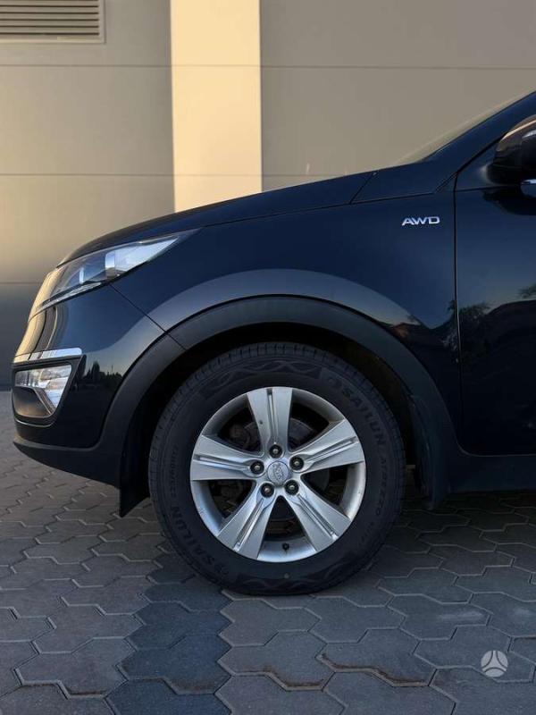 Black Kia Sportage 2014 in Vilnius, with an engine capacity of 2.00 L and mileage of 103 thousand km for 8399 €, photo 5 on AUTOMOTO.COM.LV
