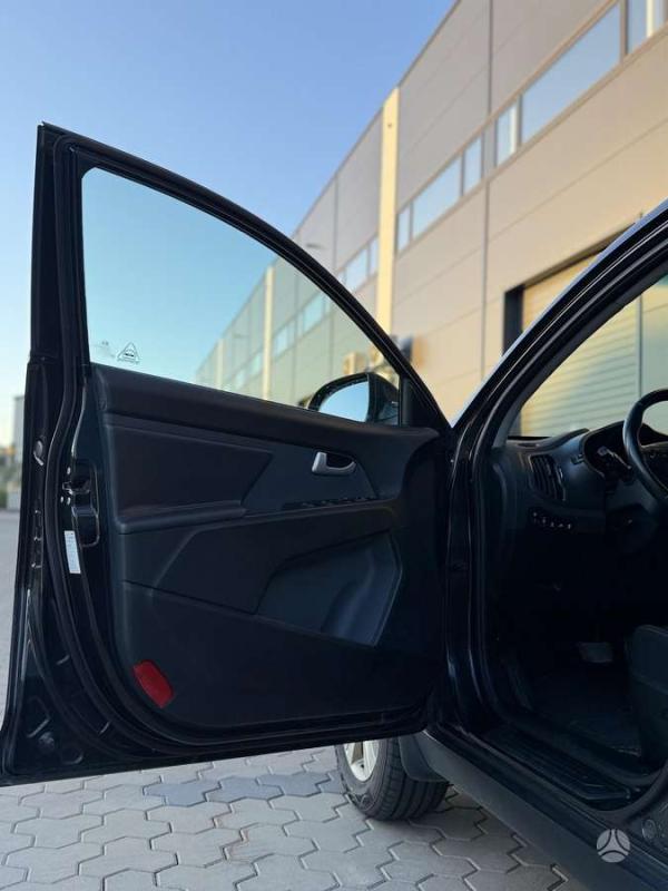 Black Kia Sportage 2014 in Vilnius, with an engine capacity of 2.00 L and mileage of 103 thousand km for 8399 €, photo 9 on AUTOMOTO.COM.LV