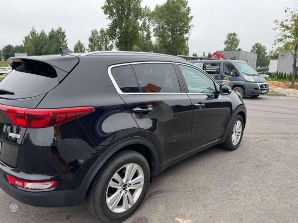 Black Kia Sportage 2016 in Vilnius, with an engine capacity of 1.69 L and mileage of 171 thousand km for 8000 €, photo 4 on AUTOMOTO.COM.LV