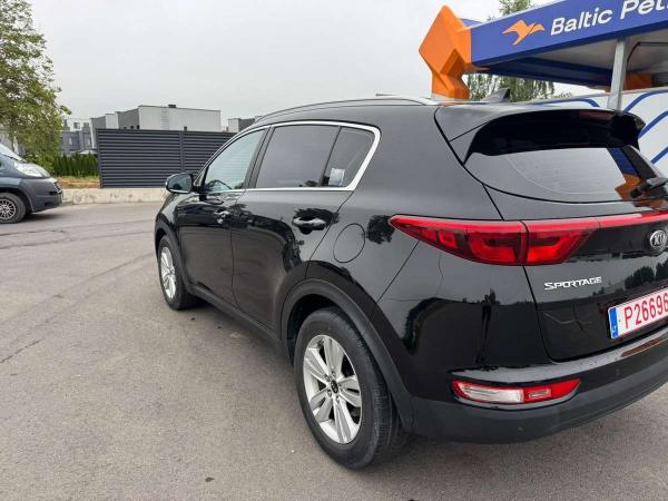 Black Kia Sportage 2016 in Vilnius, with an engine capacity of 1.69 L and mileage of 171 thousand km for 8000 €, photo 5 on AUTOMOTO.COM.LV